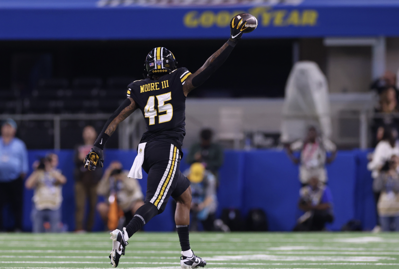 Meet 2026 NFL Draft Prospect Joe Moore III, OLB, Missouri